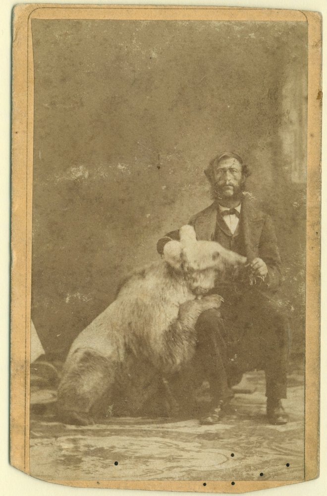 James Capen Grizzly Adams con un orso grizzly