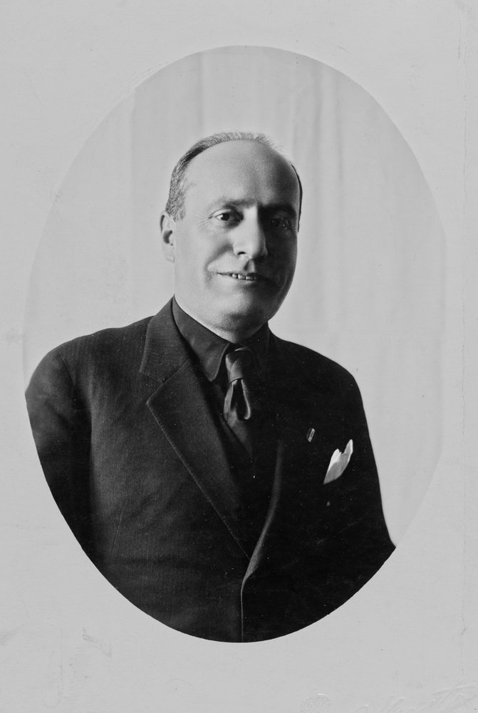 Album "Duce": foto del passaporto di Benito Mussolini in abiti civili ...
