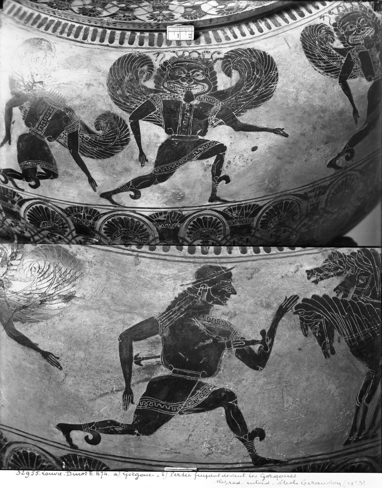 Dinos a figure nere attiche che raffigura Perseo in fuga dalle Gorgoni ...