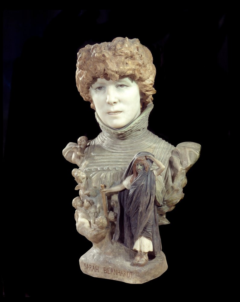 Busto in marmo della comica Henriette Rosine Bernard detta Sarah Bernhardt (1844-1923)
