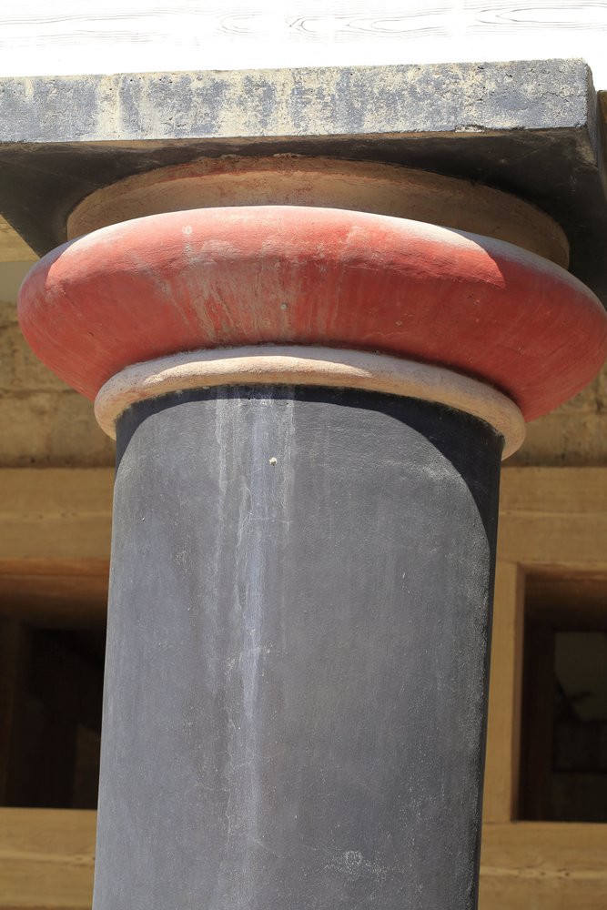 Sito archeologico minoico di Cnosso. Dettaglio di una colonna della ...