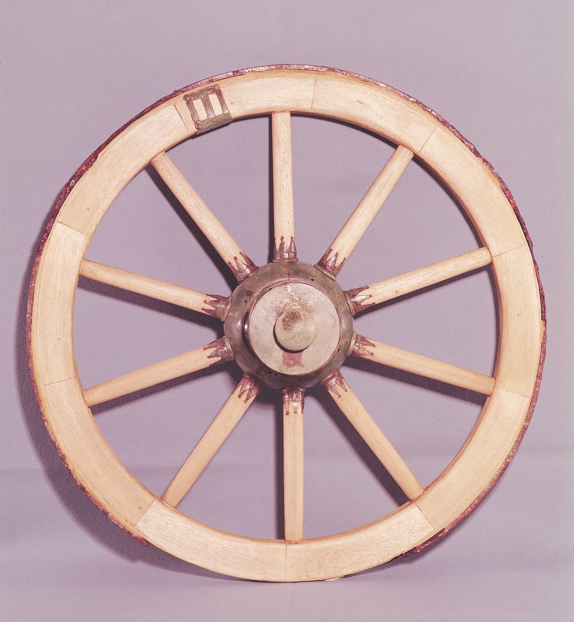 Ricostruzione di una ruota da un carro trovato nella tomba di una ...