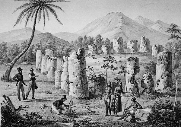 Isole Marianne Settentrionali: Rovine di colonne antiche sull'isola di ...