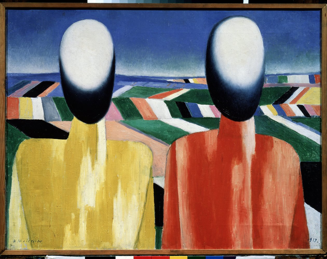 Contadini. Due teste senza volto davanti a un paesaggio di campi coltivati