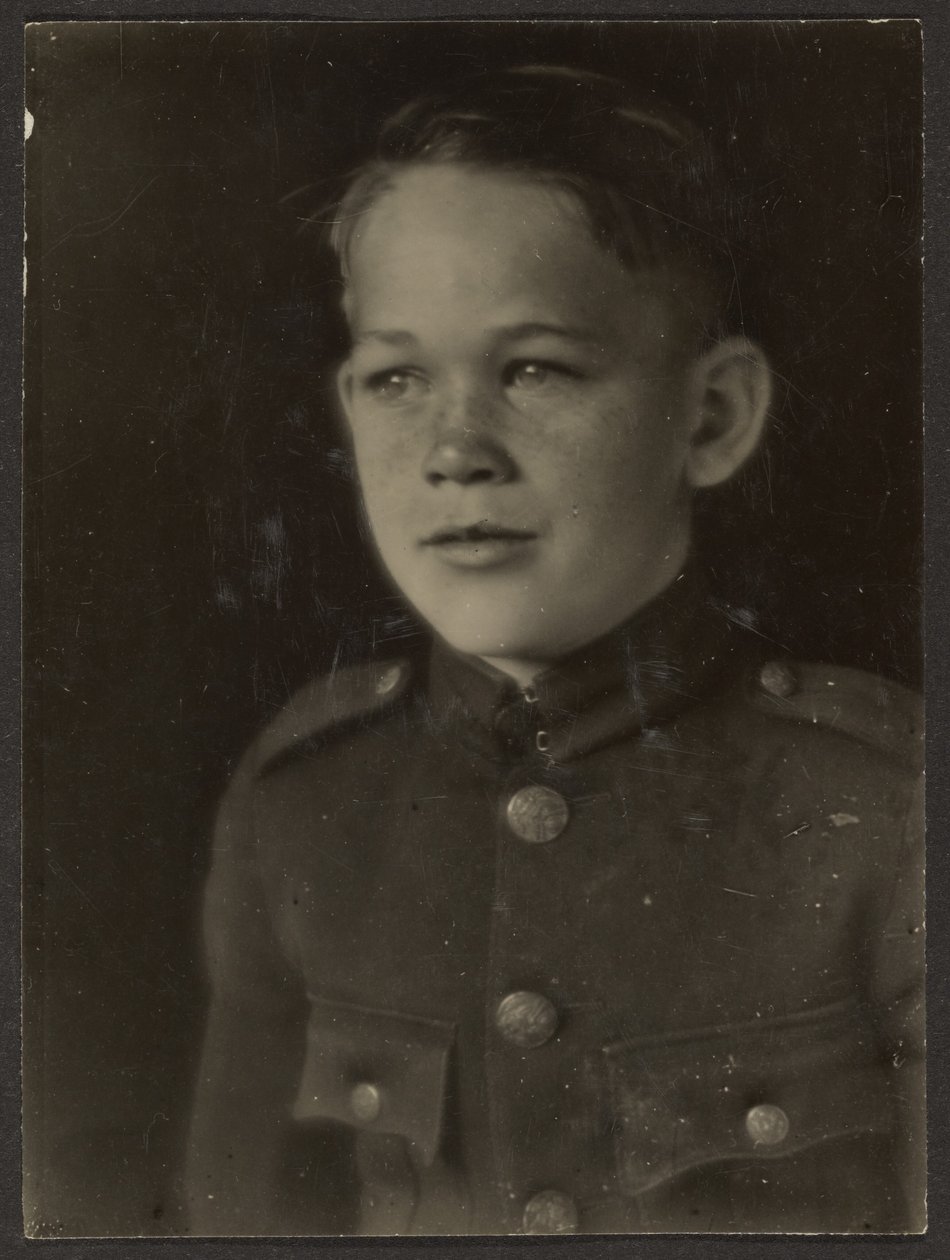 [Ragazzo vestito in uniforme] | Louis Fleckenstein