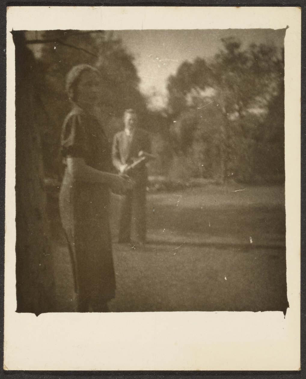 [Donna e uomo nel parco] | Louis Fleckenstein