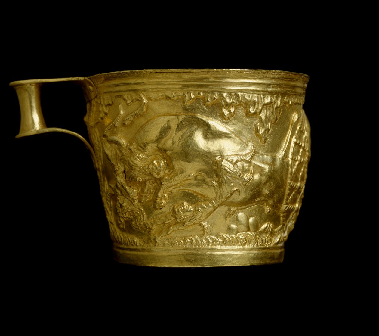 Arte micenea: coppa d'oro con scena di cattura di tori dal sito di Vapheio