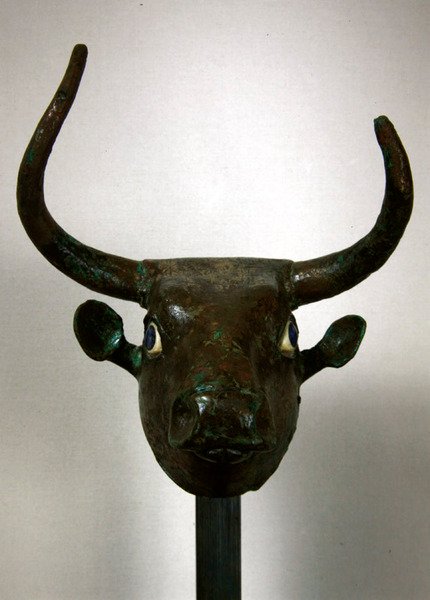 Testa di un toro, con iscrizione reale sumera, montatura per un mobile ...