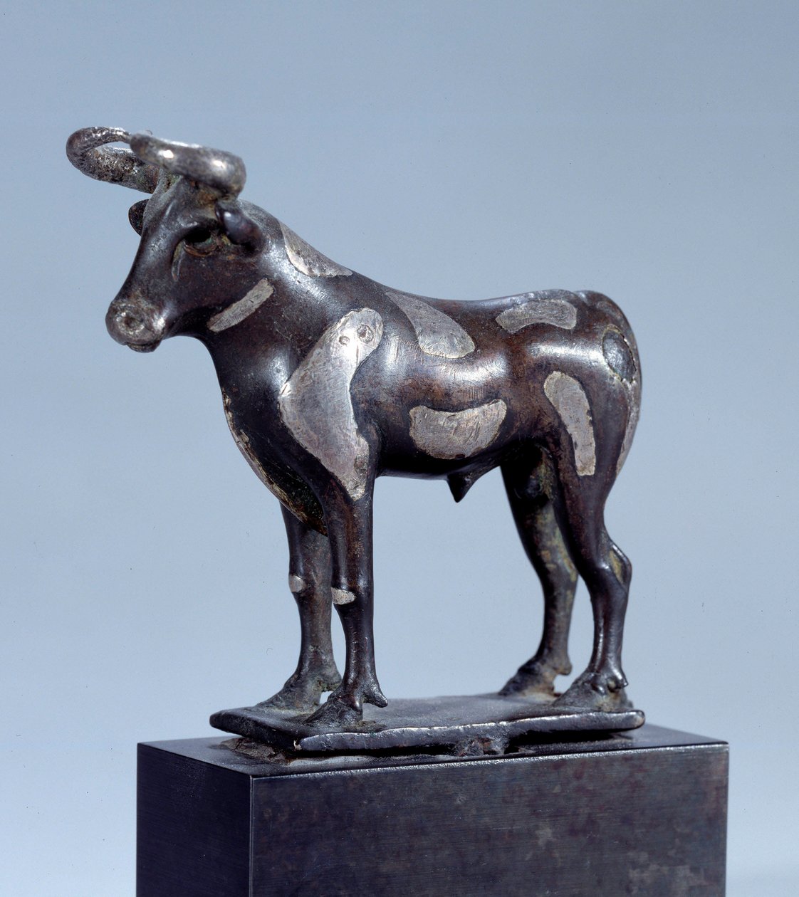 Arte della Mesopotamia: Pie Taurus. Scultura in bronzo intarsiata con ...