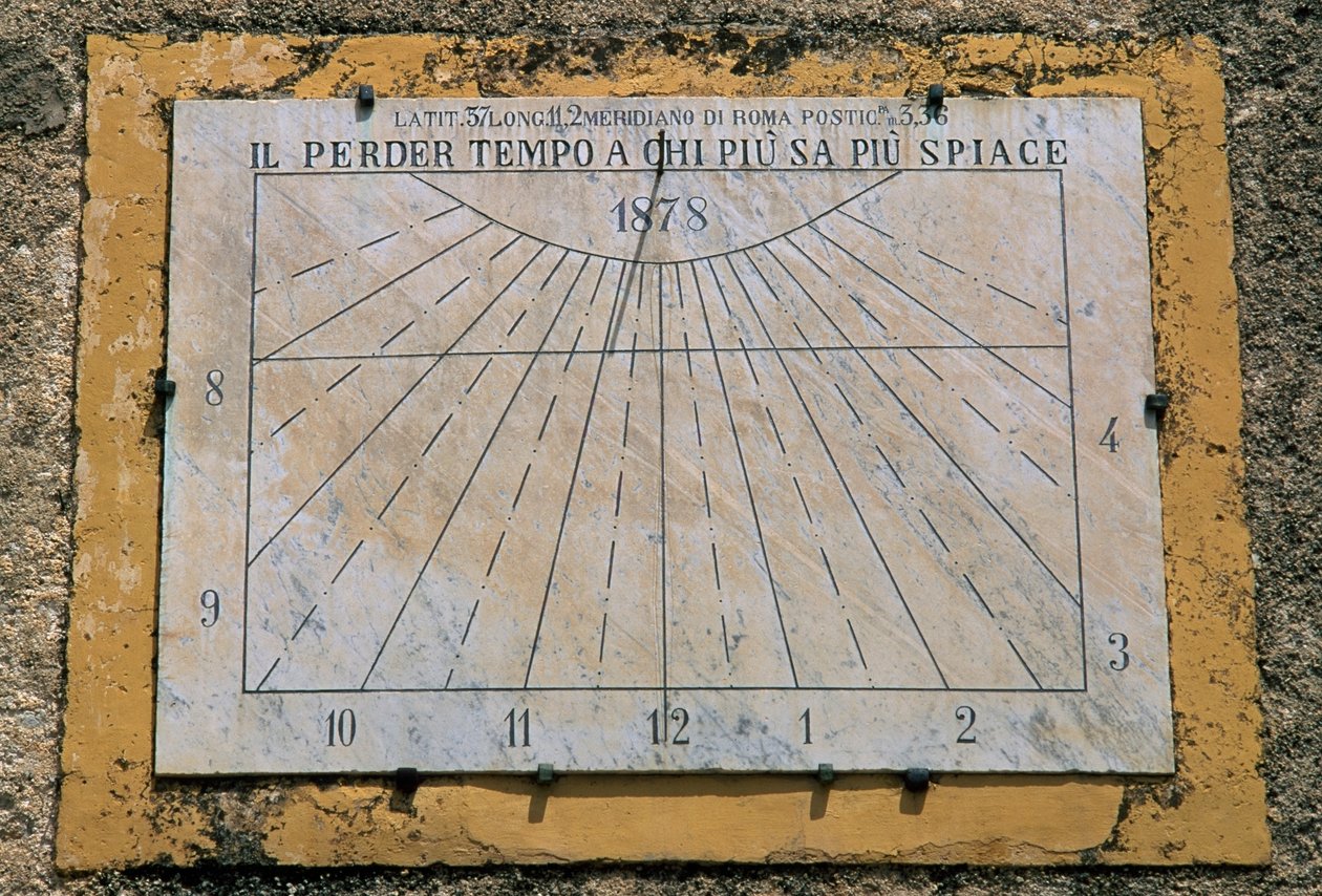 Meridiana, parete laterale della Chiesa di Maria Santissima Assunta ...